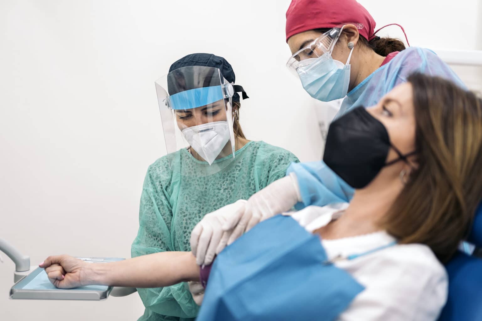 Pros and Cons of Being a Phlebotomist | Updated List 2024